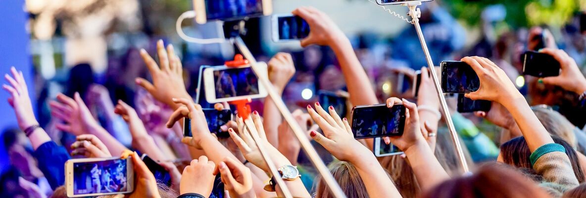 Les médias sociaux et le cours des actions sont-ils liés